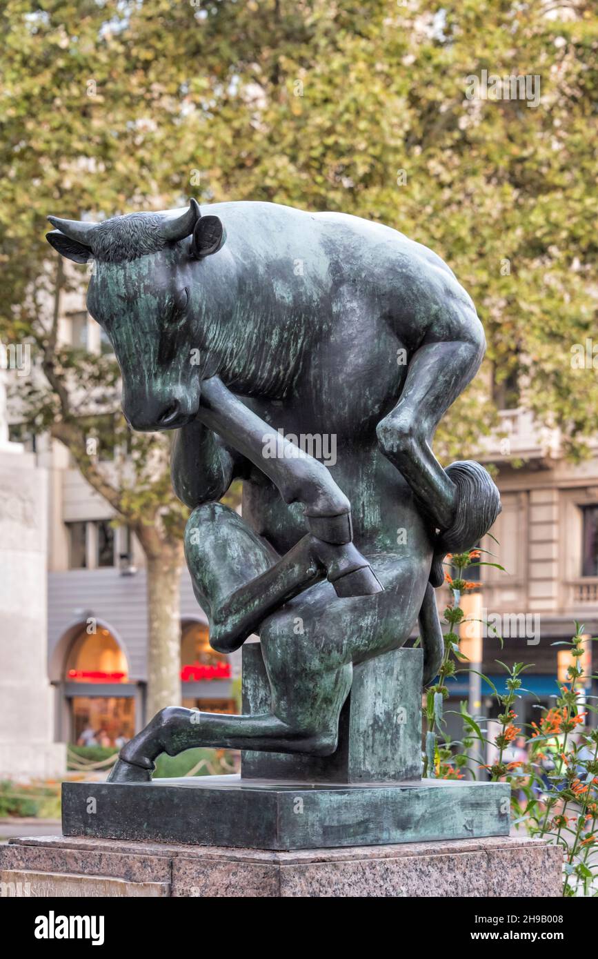 El Toro Pensador, the thinker bull, Barcelona, Barcelona Province ...