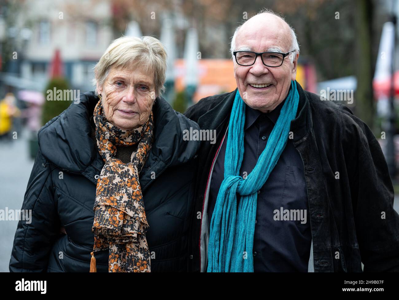 Berlin, Germany. 30th Nov, 2021. Ute Henkel (l) and Burkhart Veigel are ...