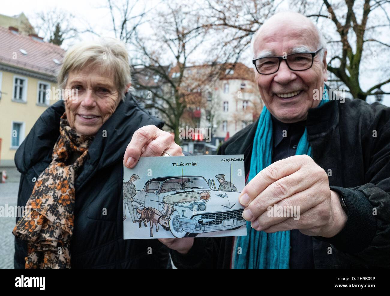 Berlin, Germany. 30th Nov, 2021. Ute Henkel (l) and Burkhart Veigel ...