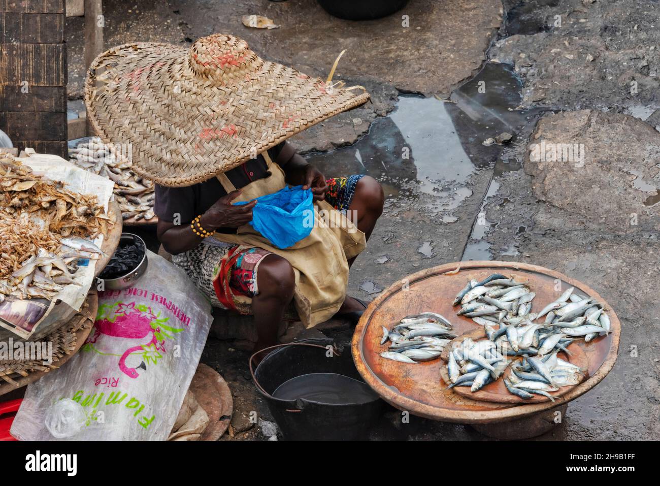 Fish market elmina ghana africa hi-res stock photography and images - Alamy