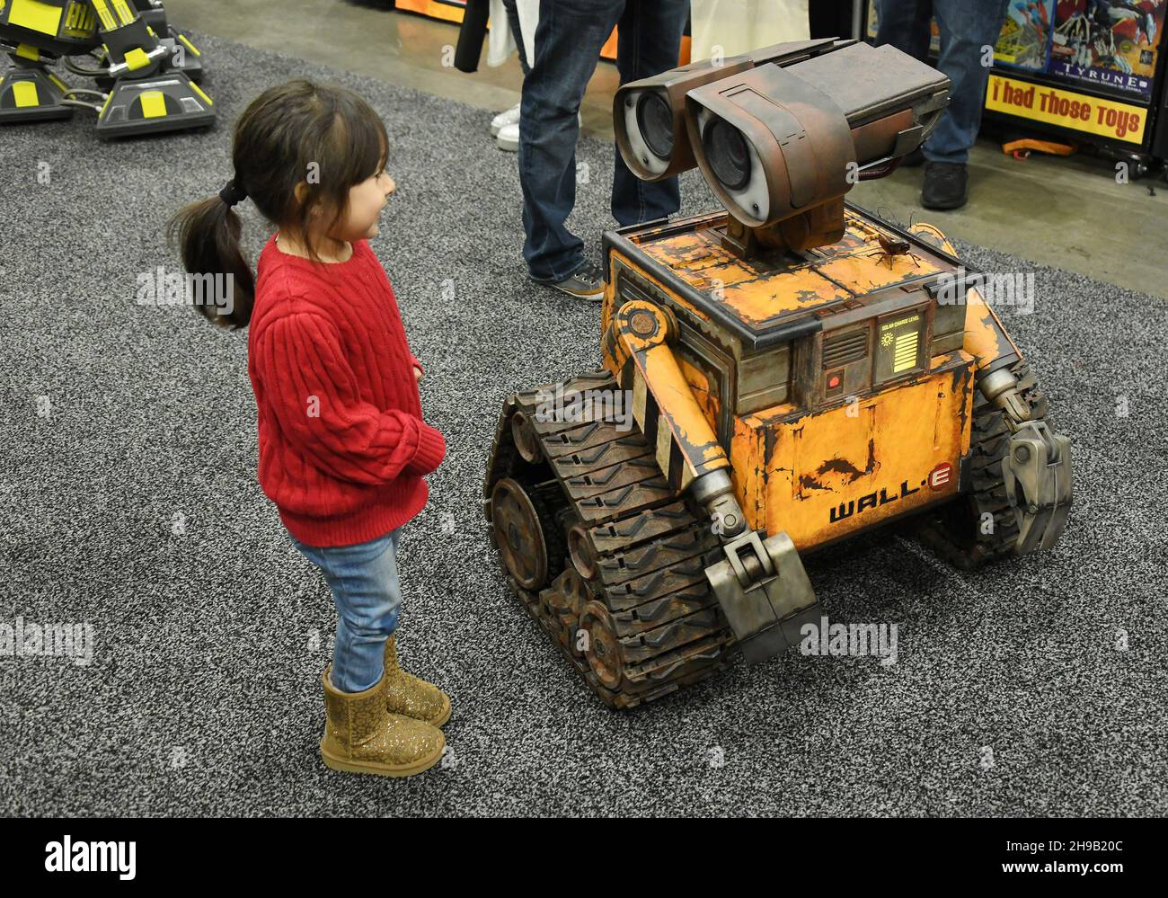 Los Angeles, USA. 05th Dec, 2021. An attendee encounters Wall E the ...