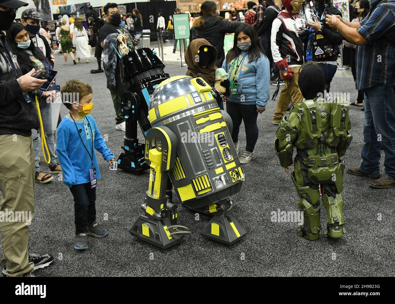 Los Angeles, USA. 05th Dec, 2021. Droids roam through attendees on Day ...