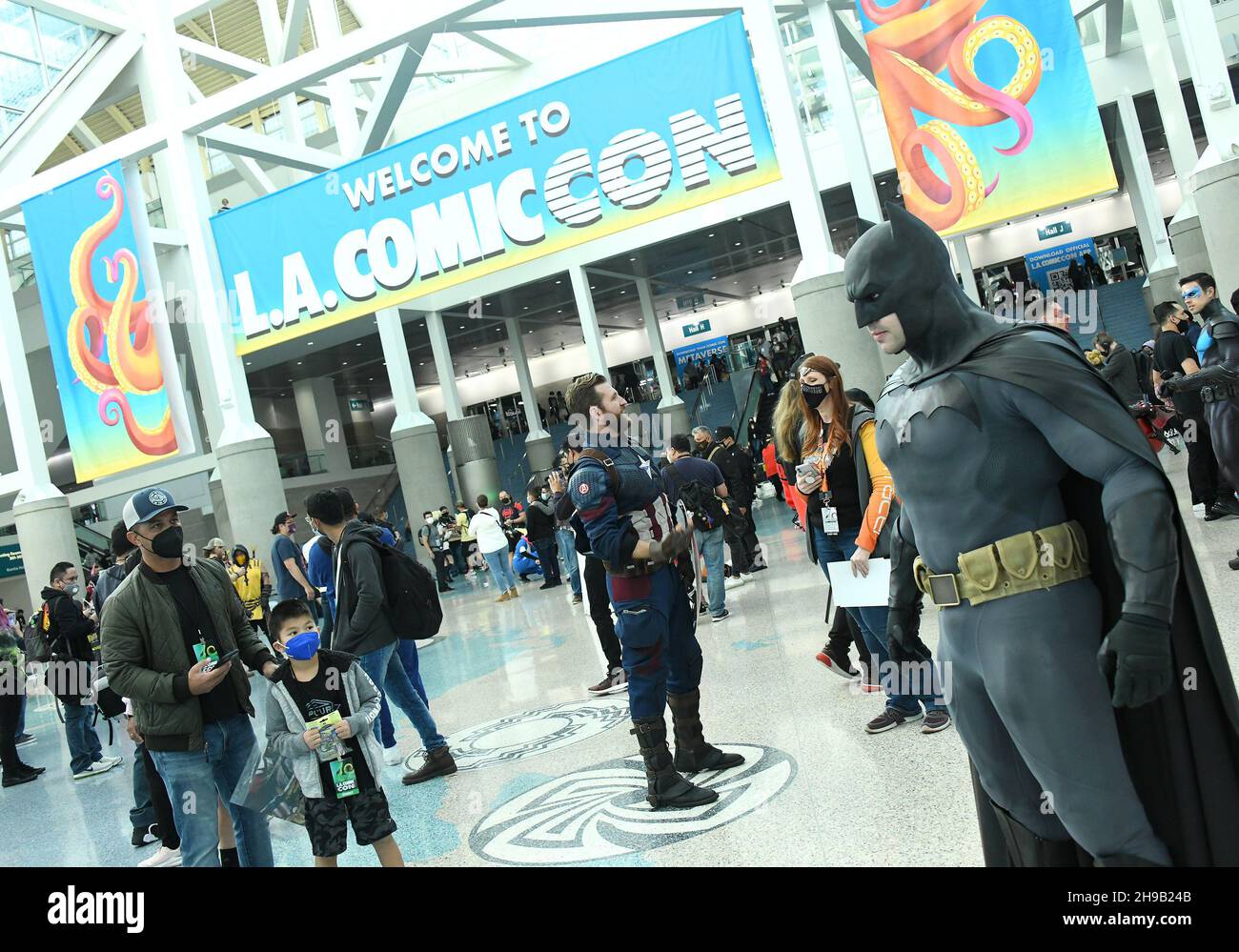 Los Angeles, USA. 05th Dec, 2021. Cosplayers as Captain America and ...