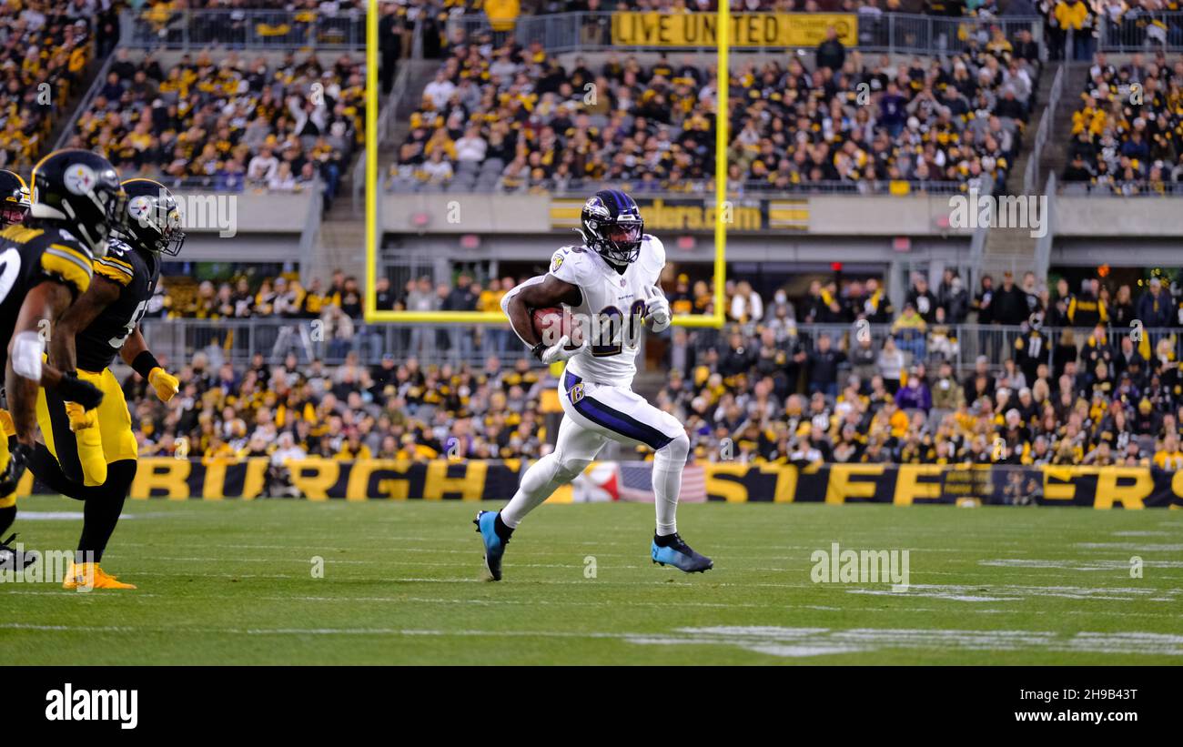 Pittsburgh, PA, USA. 5th Dec, 2021. Latavius Murray #28 during the ...