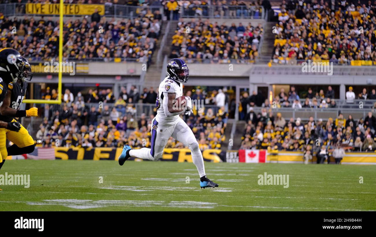 Pittsburgh, PA, USA. 5th Dec, 2021. Latavius Murray #28 during the ...