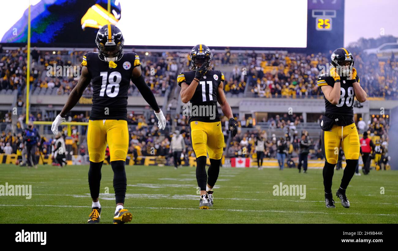 December 5th, 2021: Diontae Johnson #18, .Chase Claypool #11, Pat ...