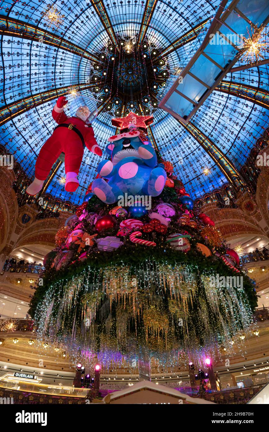 Paris france christmas santa claus hi-res stock photography and images ...