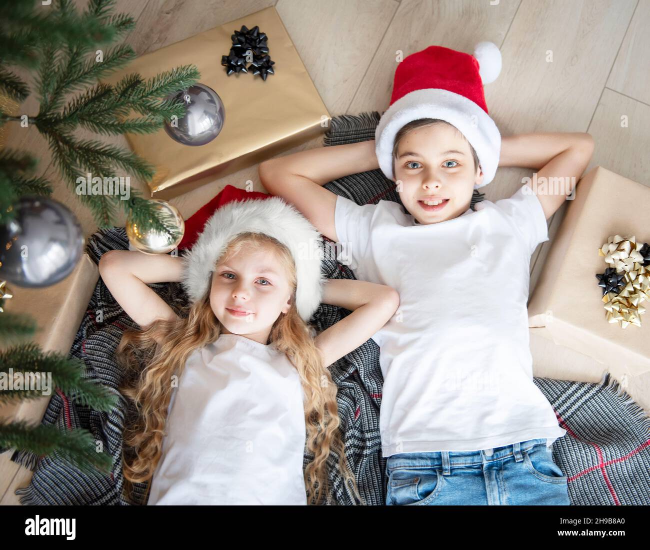 Children lying under tree hi-res stock photography and images - Alamy