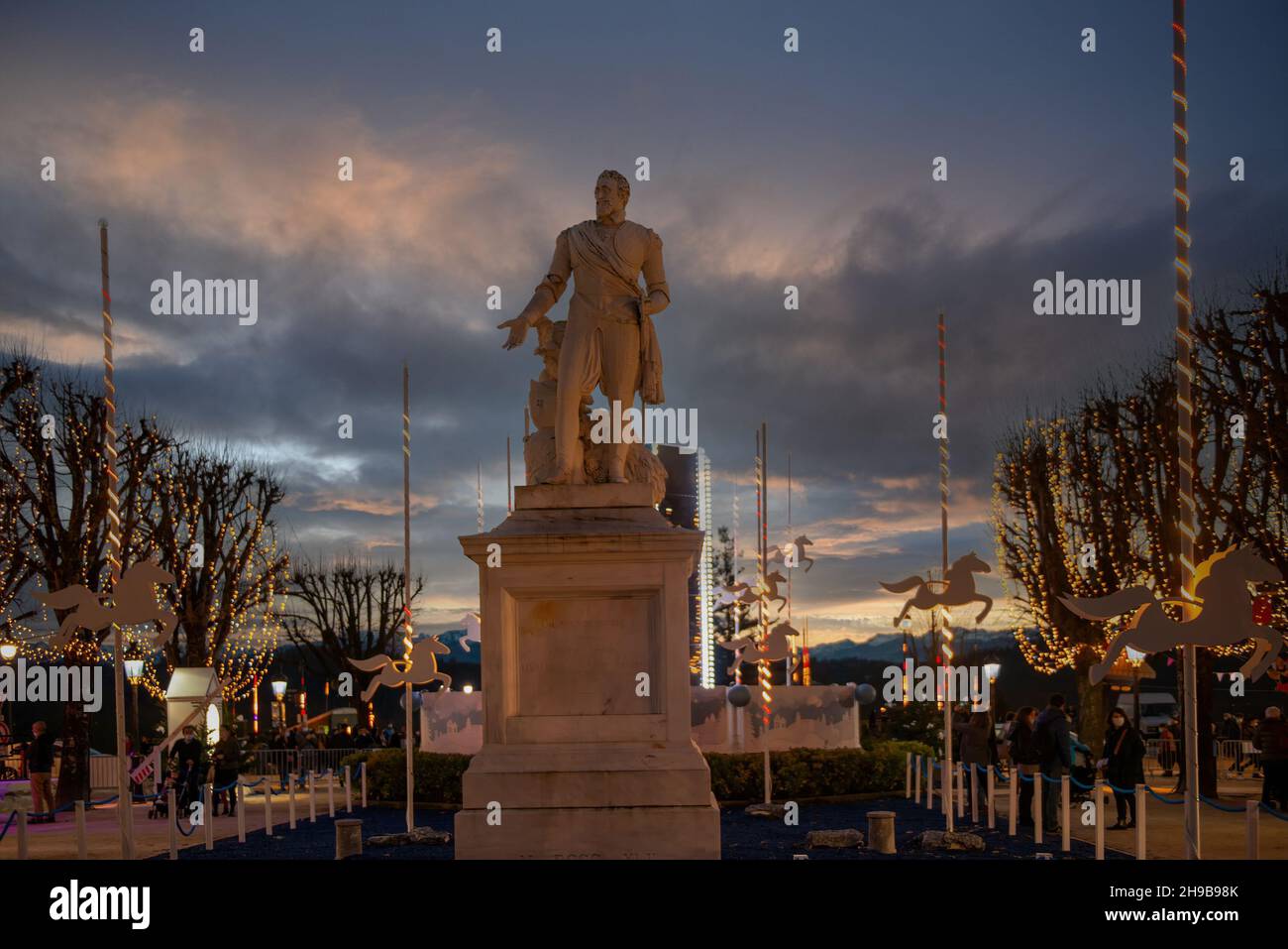 Statue of french king henri iv hi-res stock photography and images - Alamy