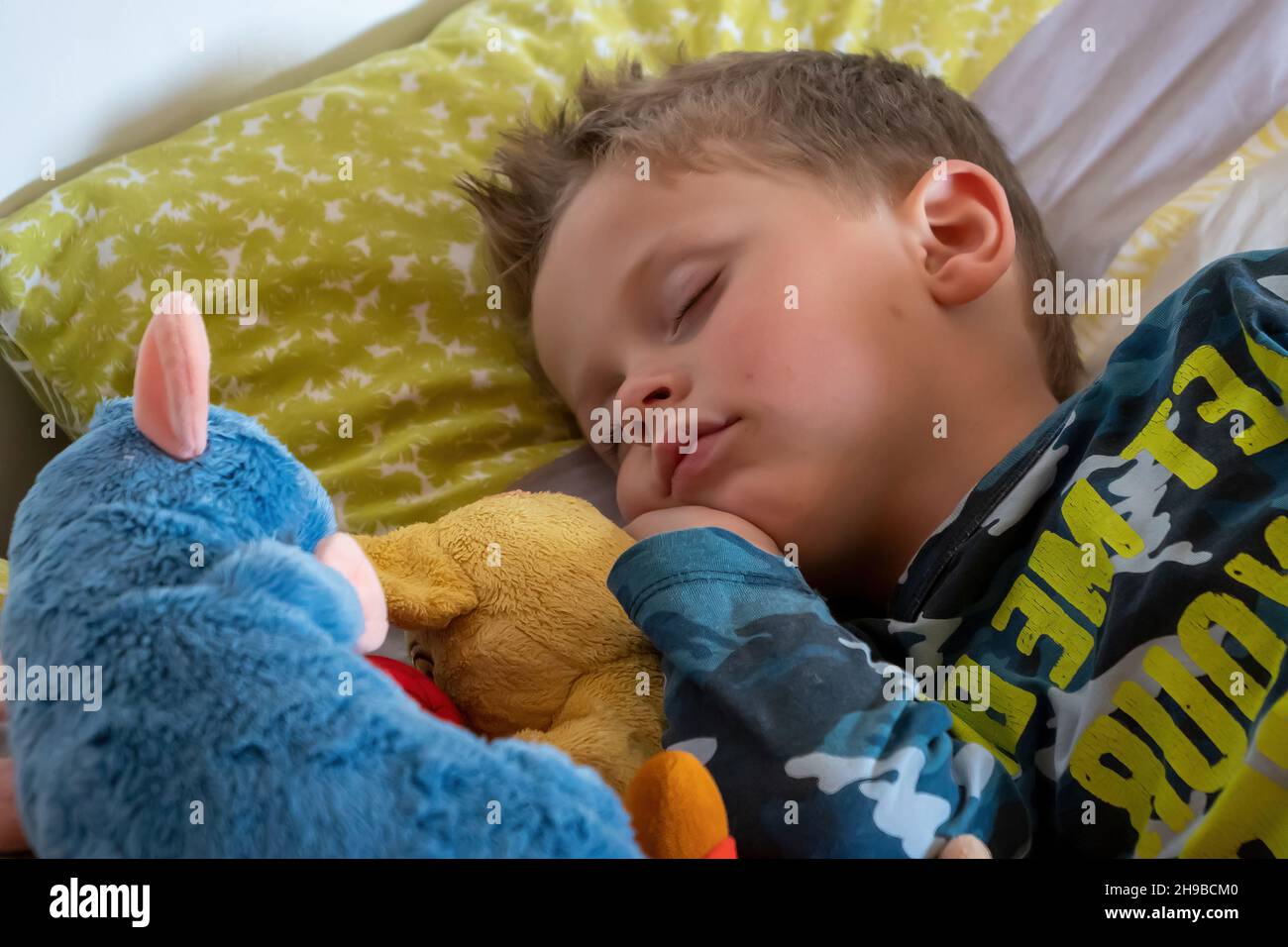 a cute little kid sleeping Stock Photo - Alamy
