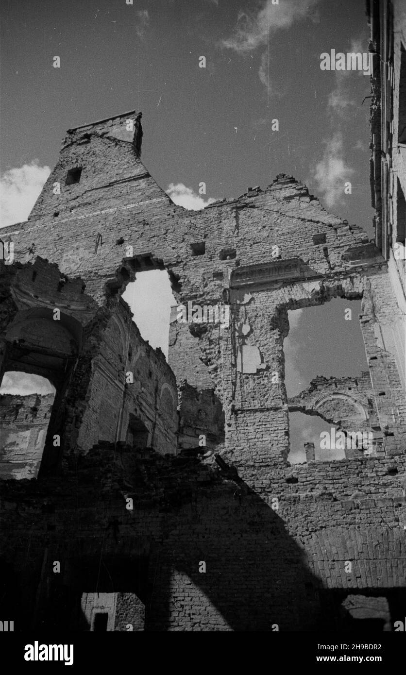 Warszawa, 1947-09. Ruiny pa³acu Przebendowskich - Radziwi³³ów. Budynek ...