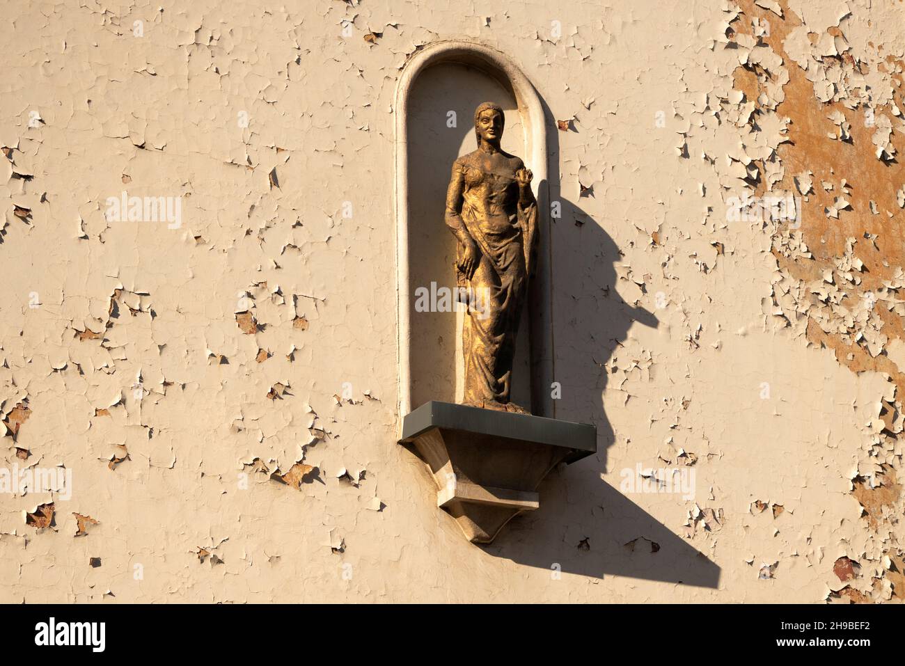Female body statue hi-res stock photography and images - Alamy