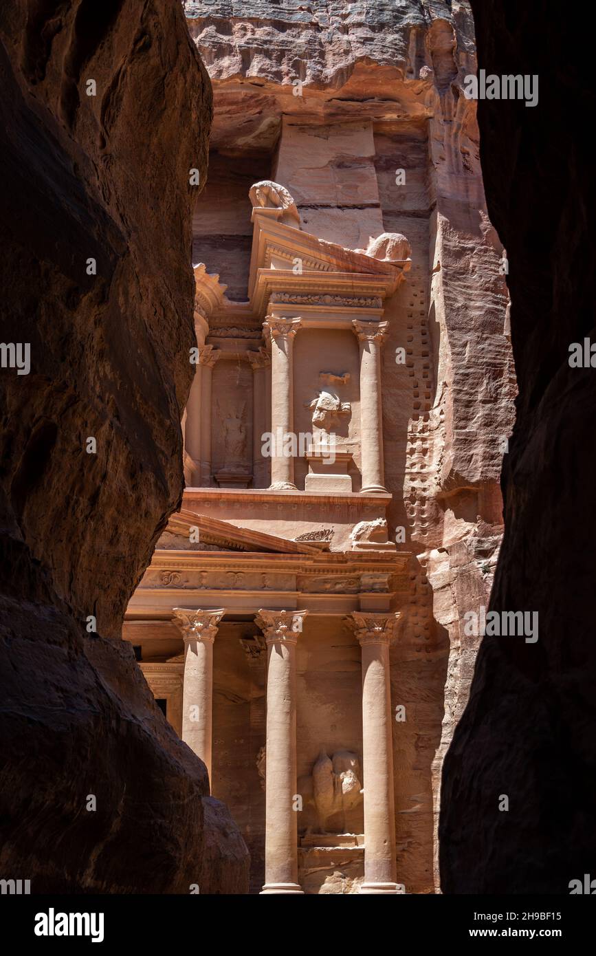 View of the iconic Treasury in Petra, Jordan Stock Photo - Alamy