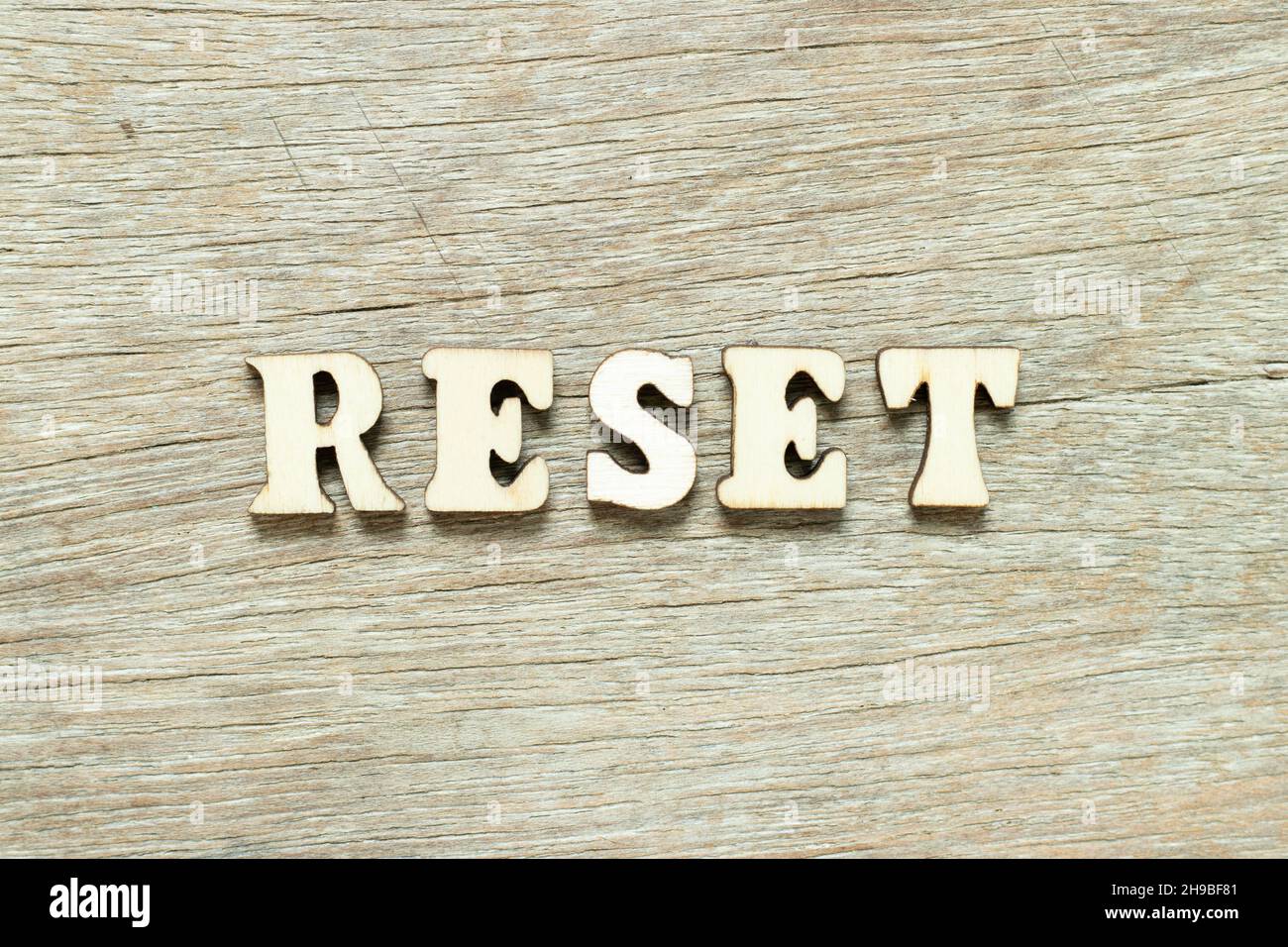 Alphabet letter in word reset on wood background Stock Photo - Alamy