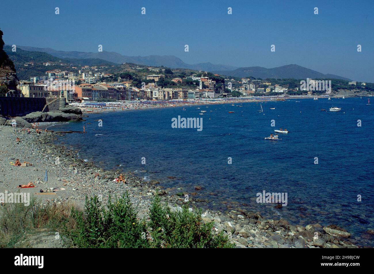 VISTA GENERAL DE LA PLAYA CON EL MAR Y CIUDAD EL FONDO-RIBERA PONIENTE ...
