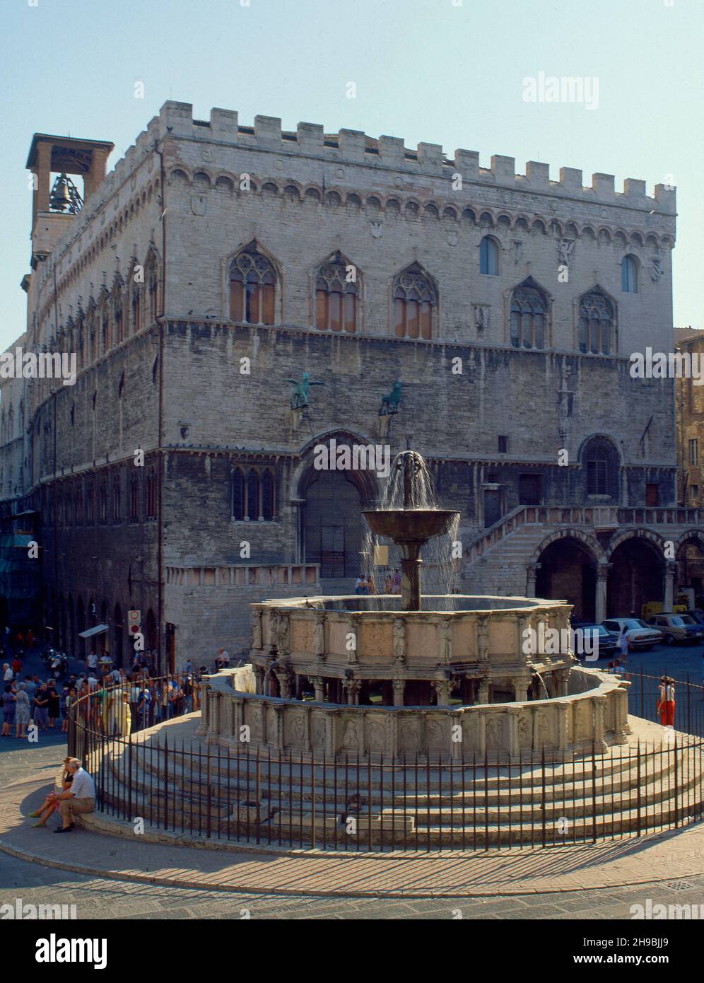 EXTERIOR-FACHADA(1293/1443)PLAZA IV NOVEMBRE CON LA FONTANA MAYOR(1275 ...