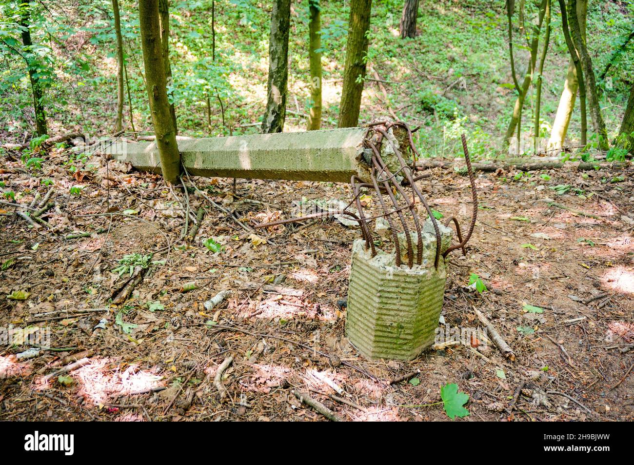 Broken pillar hi-res stock photography and images - Alamy