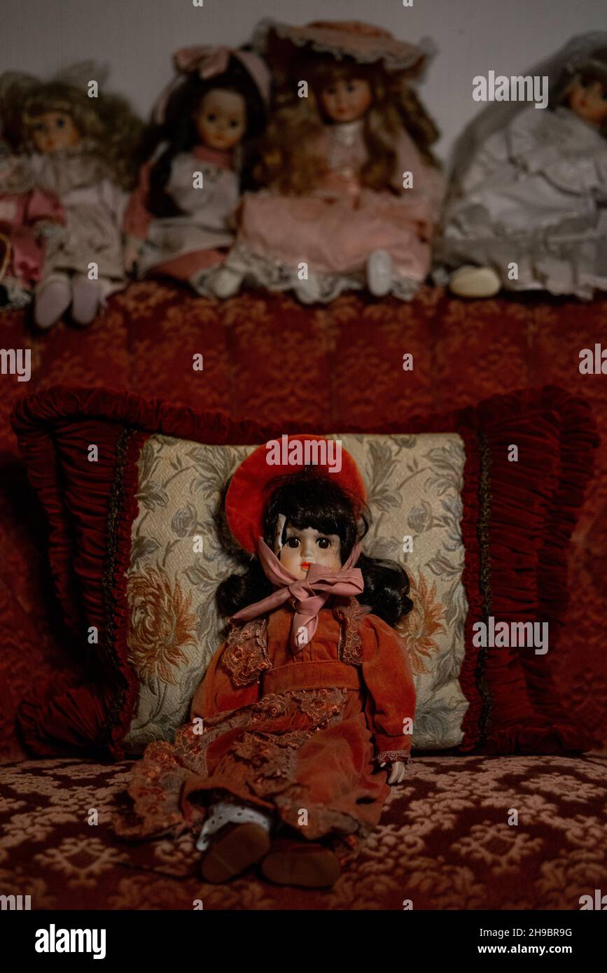 Porcelain broken doll hi-res stock photography and images - Alamy