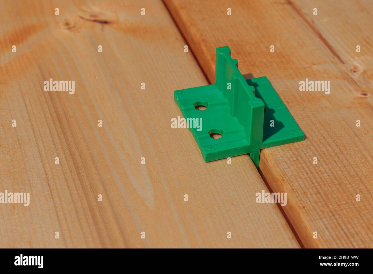 Terrace construction, use of bottom spacers. Deck board gap walks ...