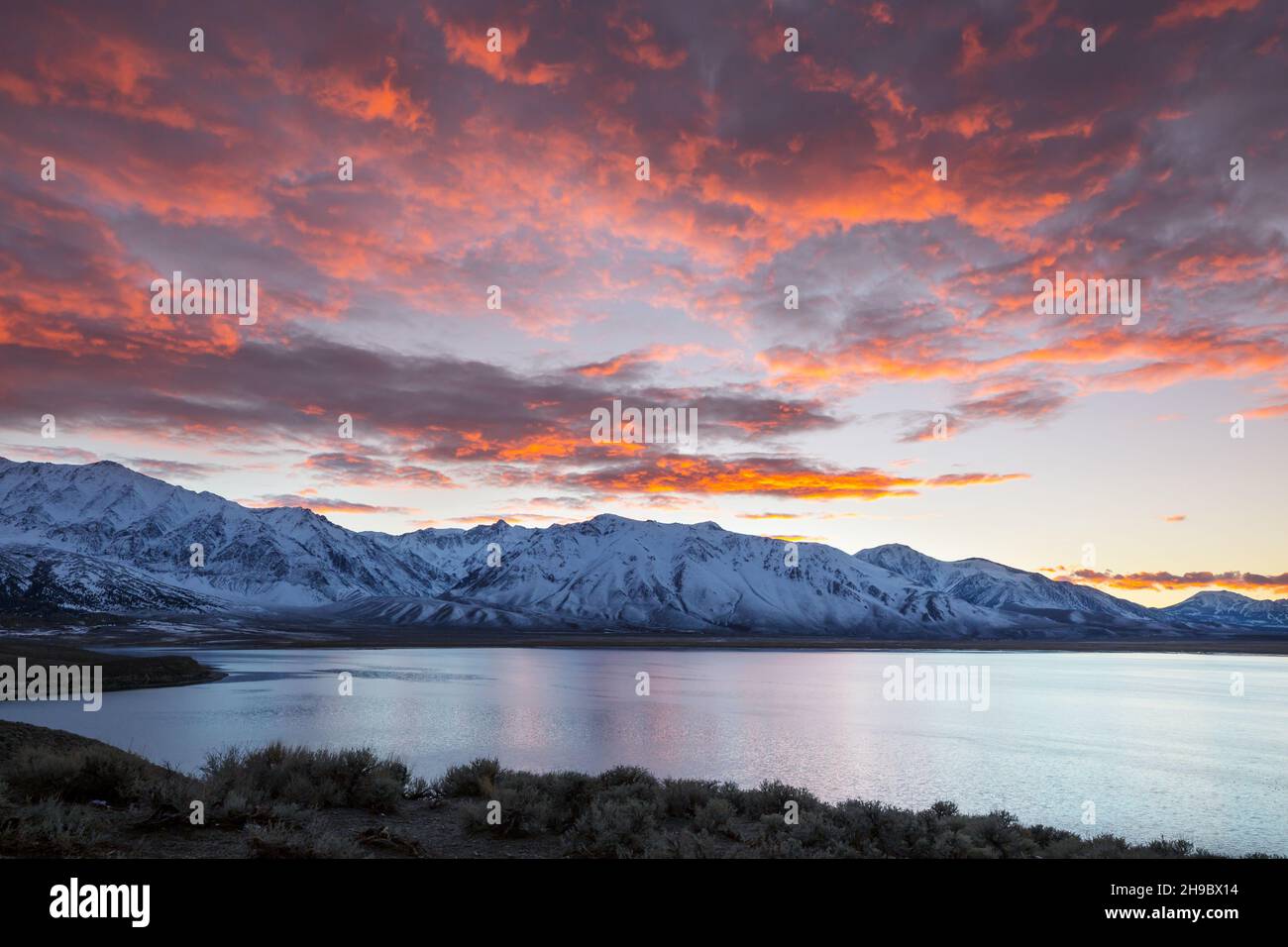 Beautiful nature scene in early winter mountains. Sierra Nevada ...