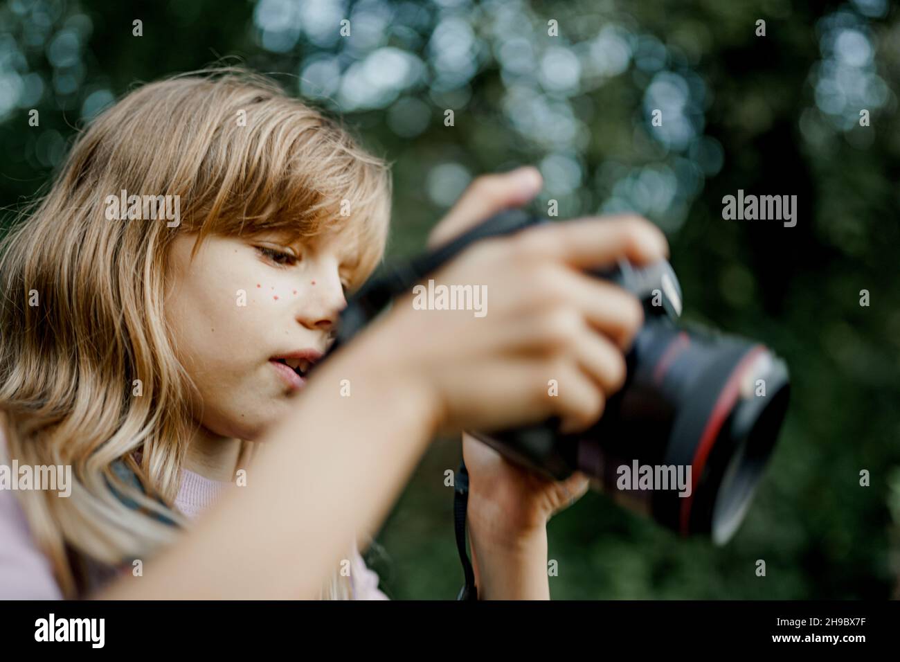 Cute daughter taking picture hi-res stock photography and images - Alamy