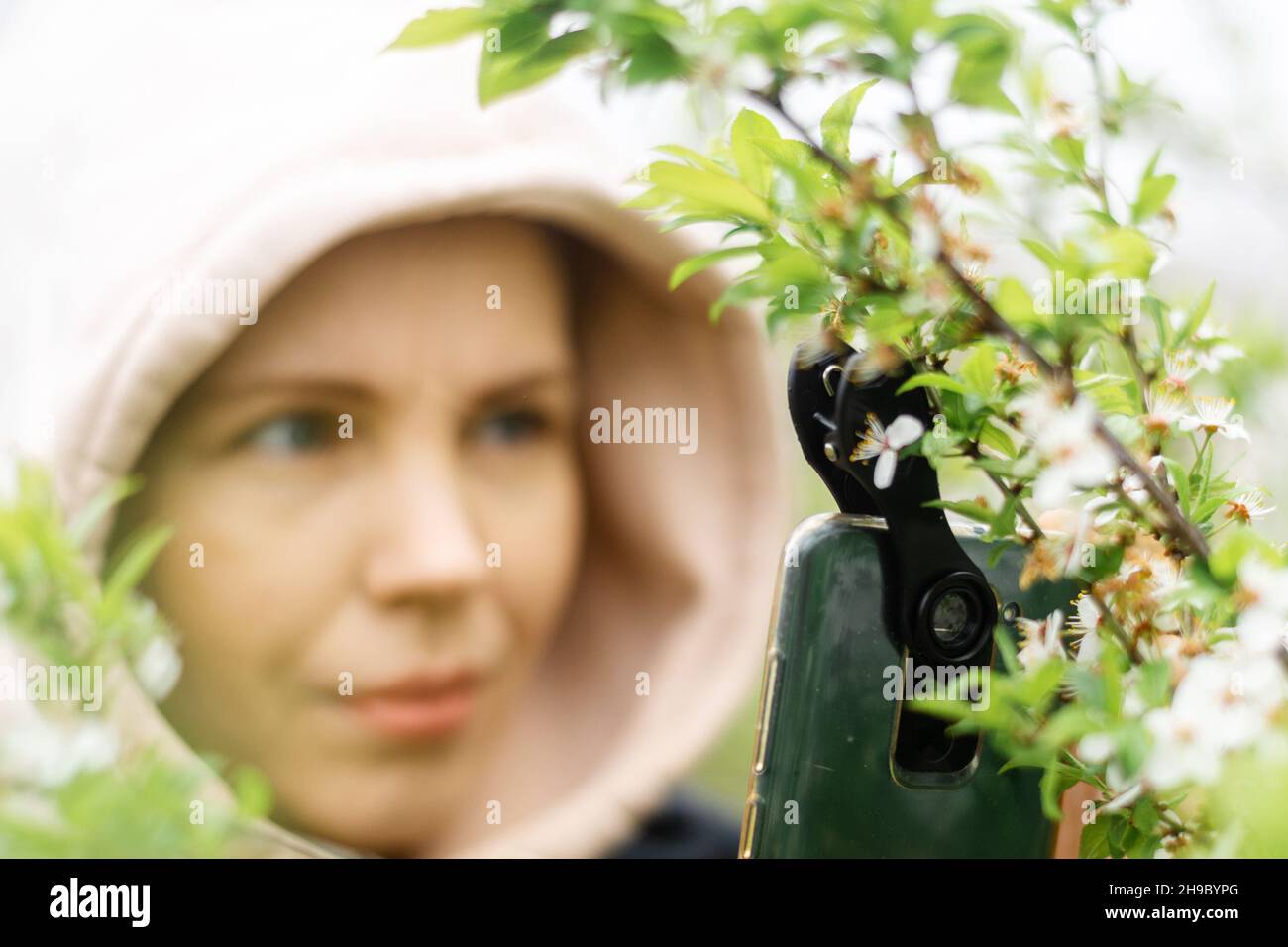 Mobile lens attachment hi-res stock photography and images - Alamy