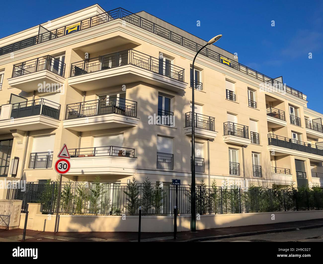 Ecological building in city hi-res stock photography and images - Alamy