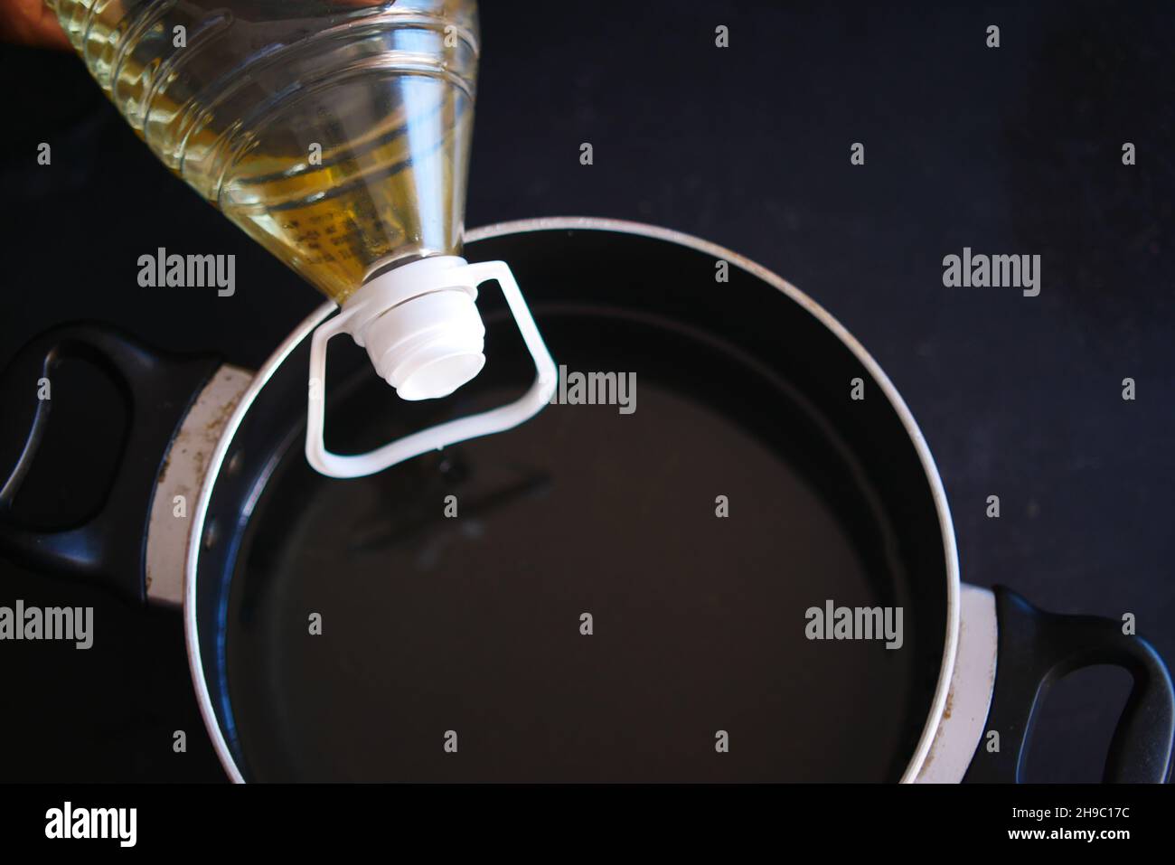 Oil pouring into a pan hi-res stock photography and images - Alamy