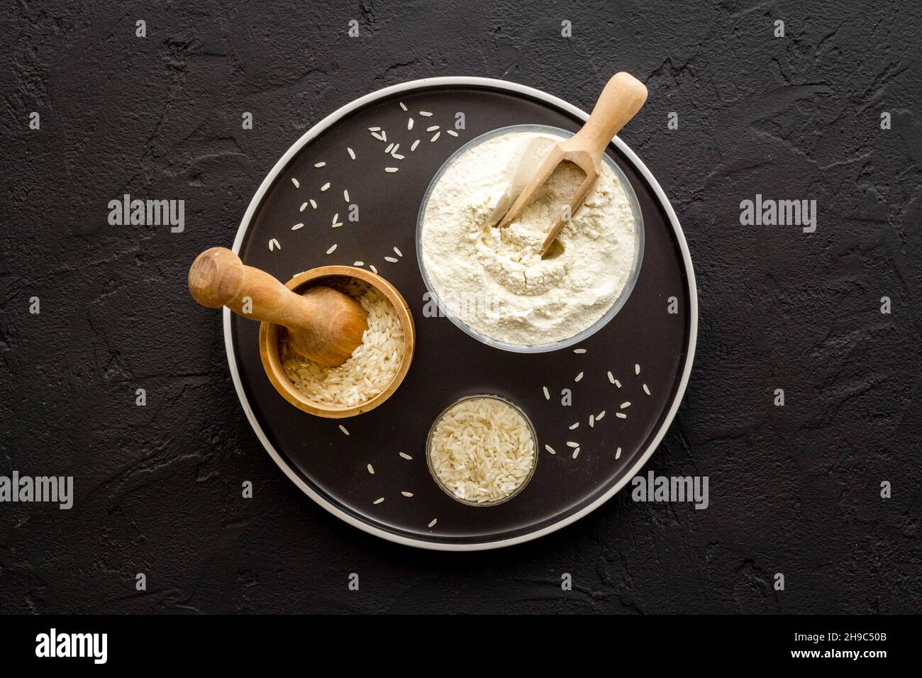 Pestle rice flour - grains with mortar on kitchen table Stock Photo - Alamy