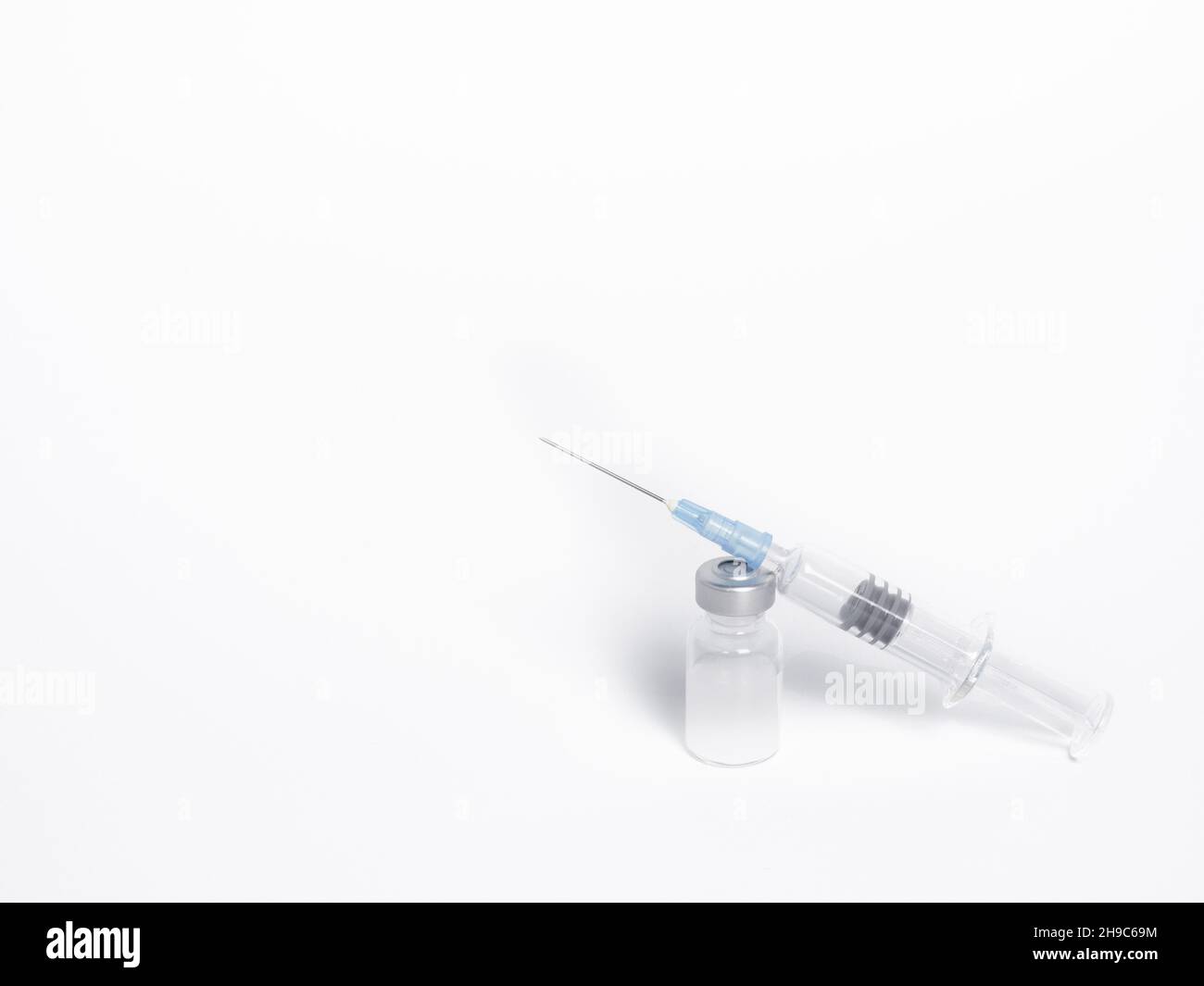 Medical vial and syringe on white background Stock Photo - Alamy
