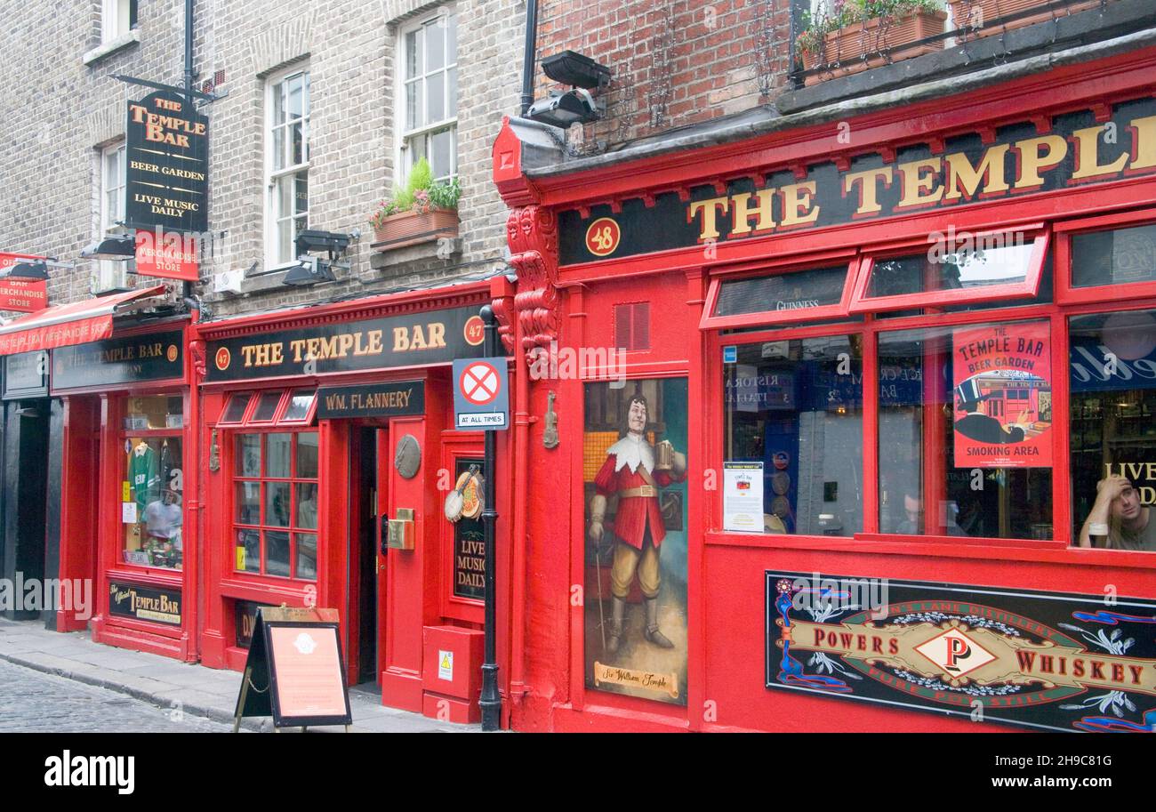 the famous temple bar pub in dublin southern ireland Stock Photo - Alamy