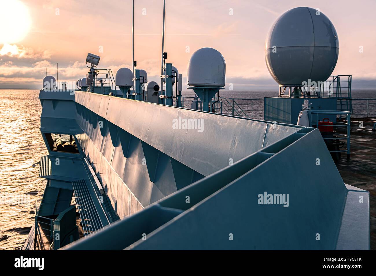 Ships antenna hi-res stock photography and images - Alamy