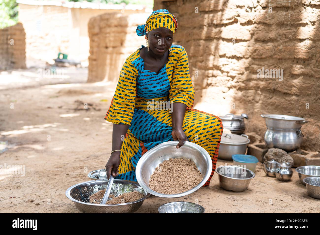 African cooking pot hi-res stock photography and images - Alamy