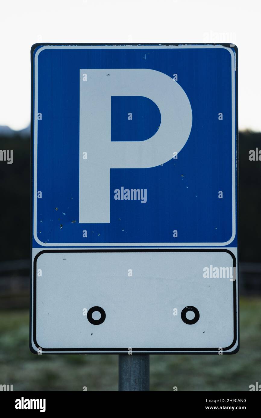 Parking sign in the middle of nowhere Stock Photo - Alamy
