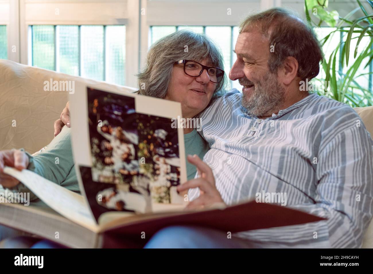 Reminiscing hi-res stock photography and images - Alamy