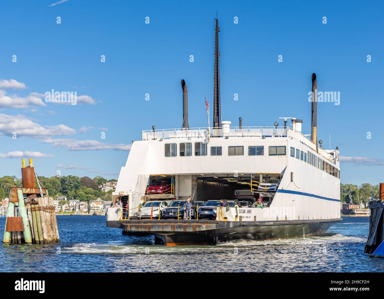 Ferry pulling into dock hi-res stock photography and images - Alamy