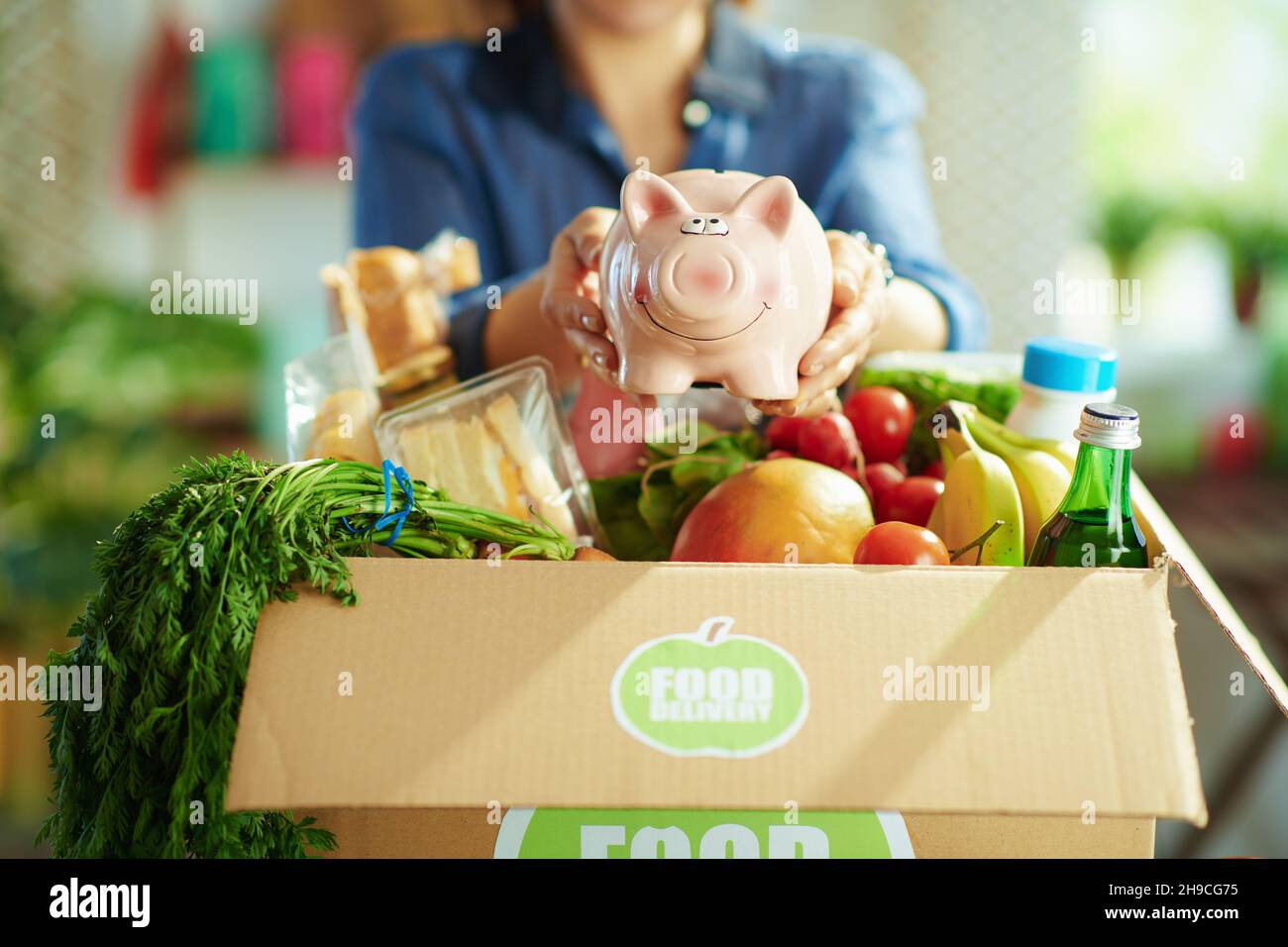 Food bank box hi-res stock photography and images - Alamy