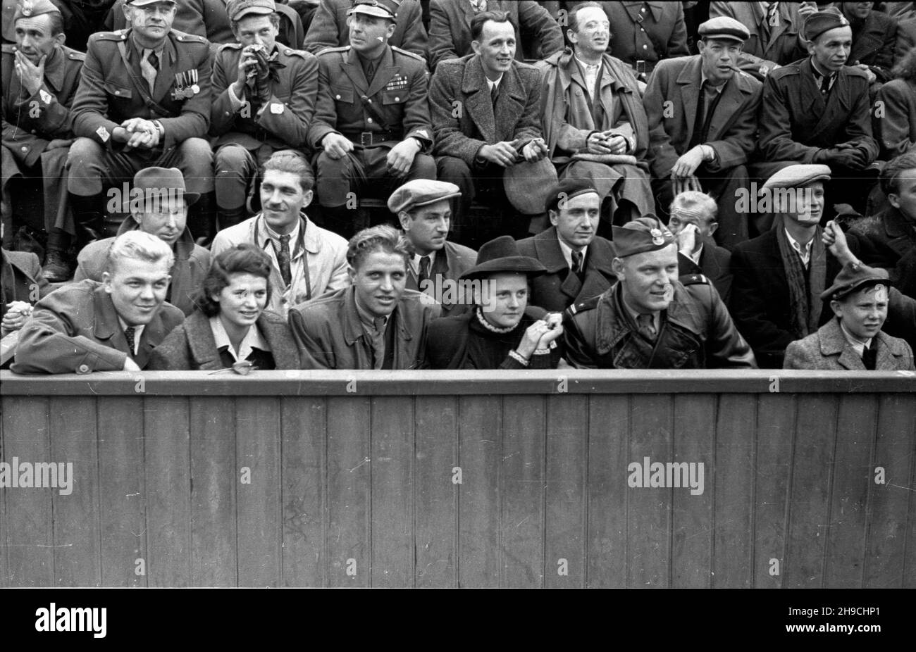 Boxing match audience hi-res stock photography and images - Alamy