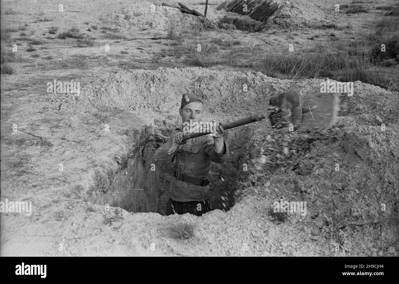 Soldiers digging a hole hi-res stock photography and images - Alamy