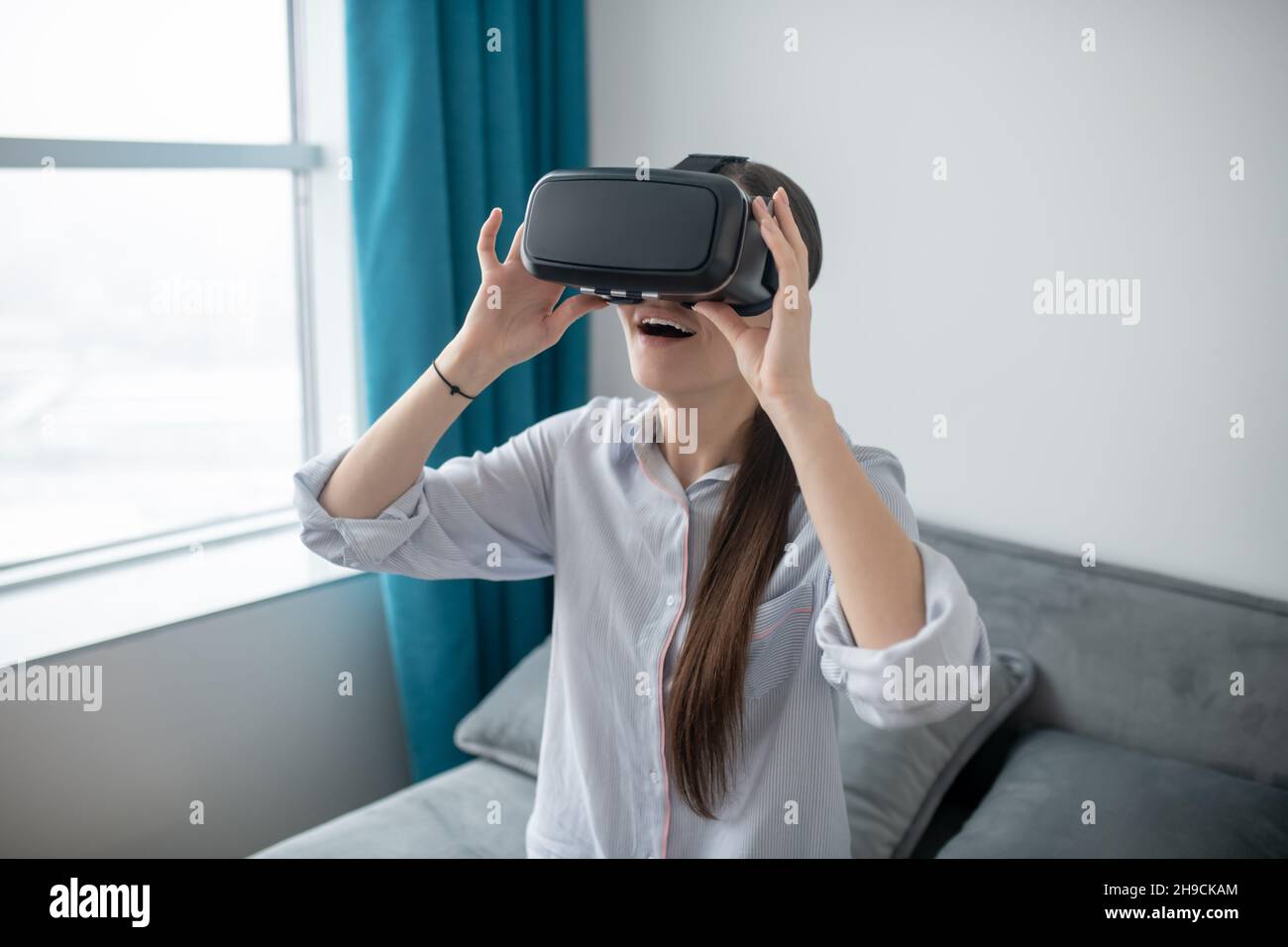 Female woman vr player hi-res stock photography and images - Alamy
