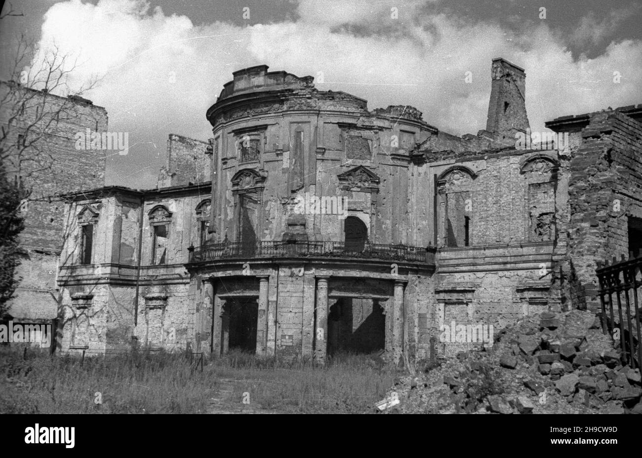 Warszawa, 1947-09. Ruiny pa³acu Przebendowskich - Radziwi³³ów. Budynek ...