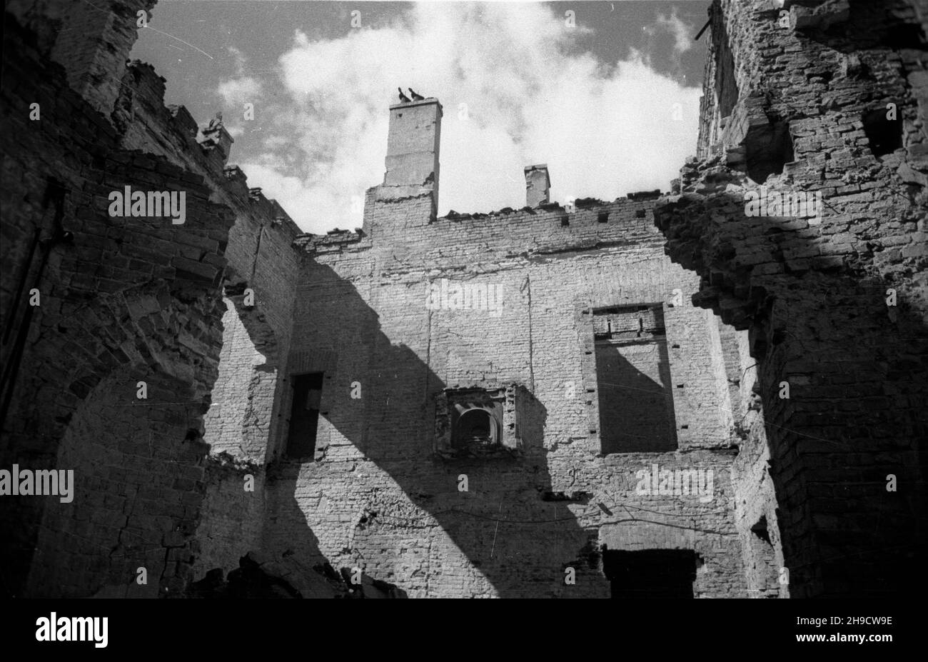 Warszawa, 1947-09. Ruiny pa³acu Przebendowskich - Radziwi³³ów. Budynek ...