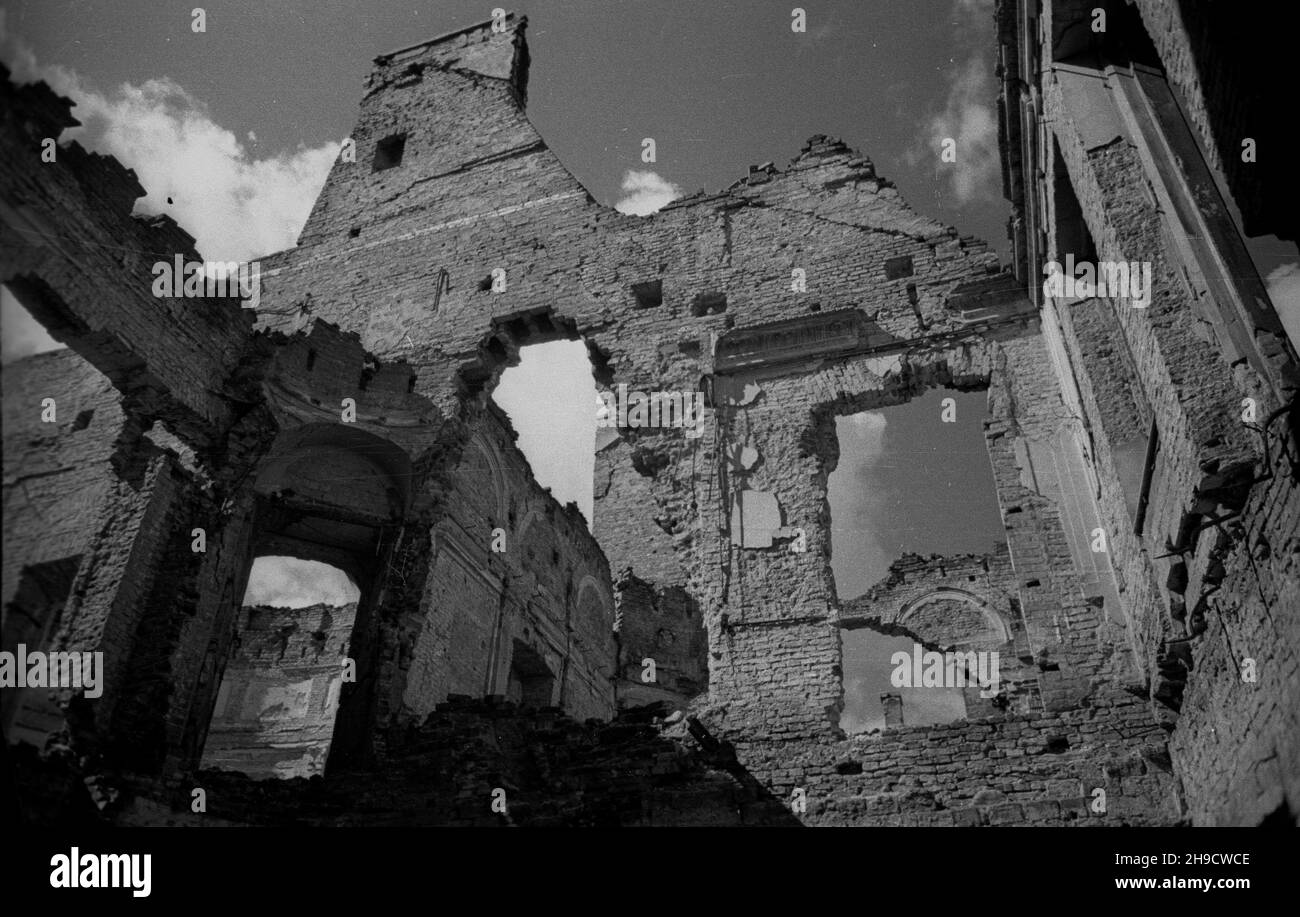 Warszawa, 1947-09. Ruiny pa³acu Przebendowskich - Radziwi³³ów. Budynek ...