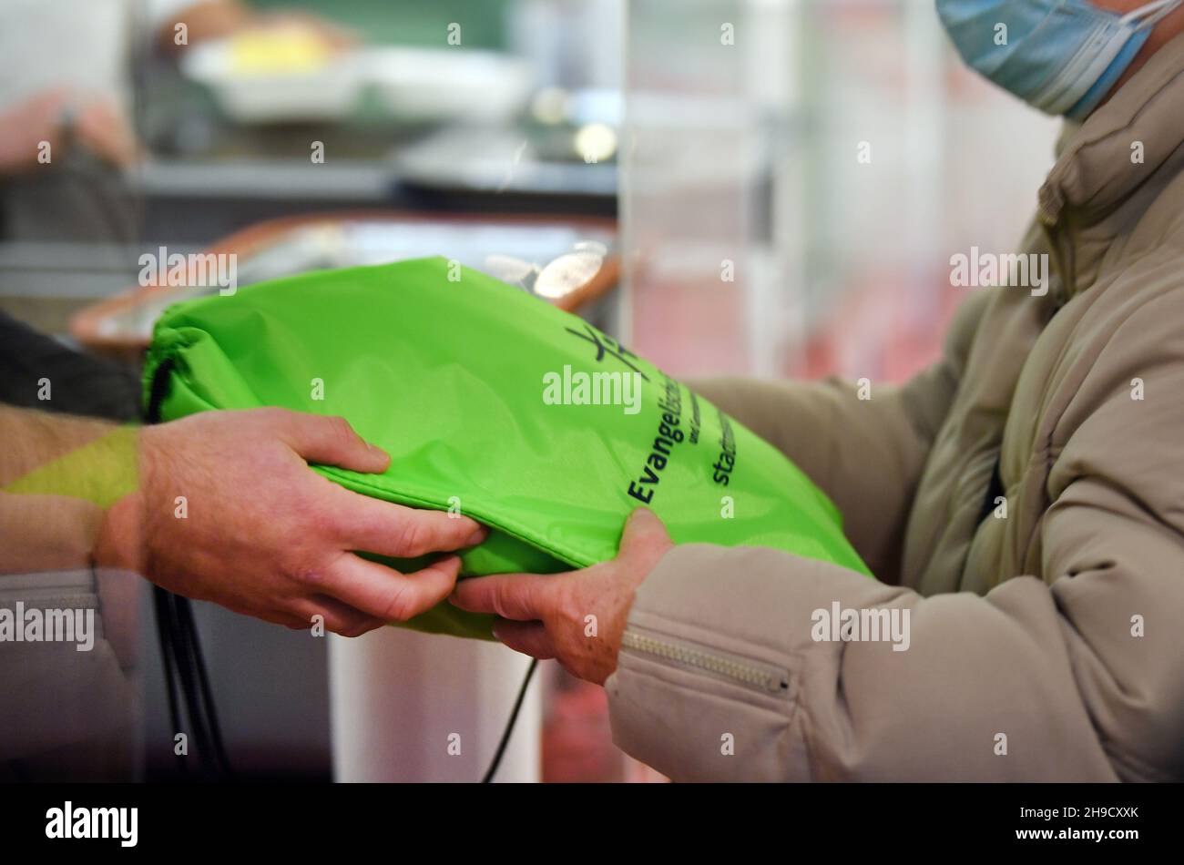 06 December 2021, Thuringia, Erfurt: Food for the needy is served well ...