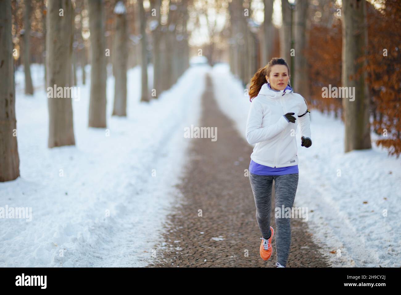 Female sprinter winter hi-res stock photography and images - Alamy