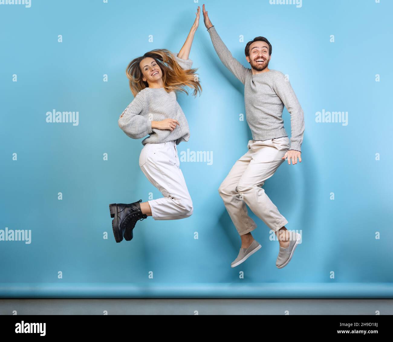 Couple clapping hands hi-res stock photography and images - Alamy