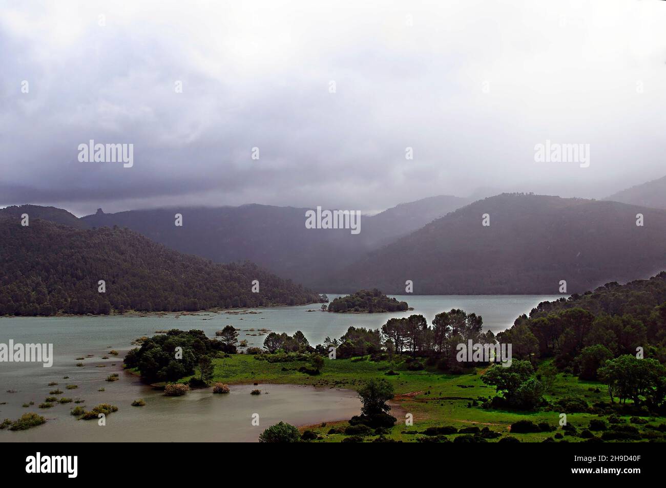 El embalse del Tranco esta situado en el Parque natural de las Sierras ...