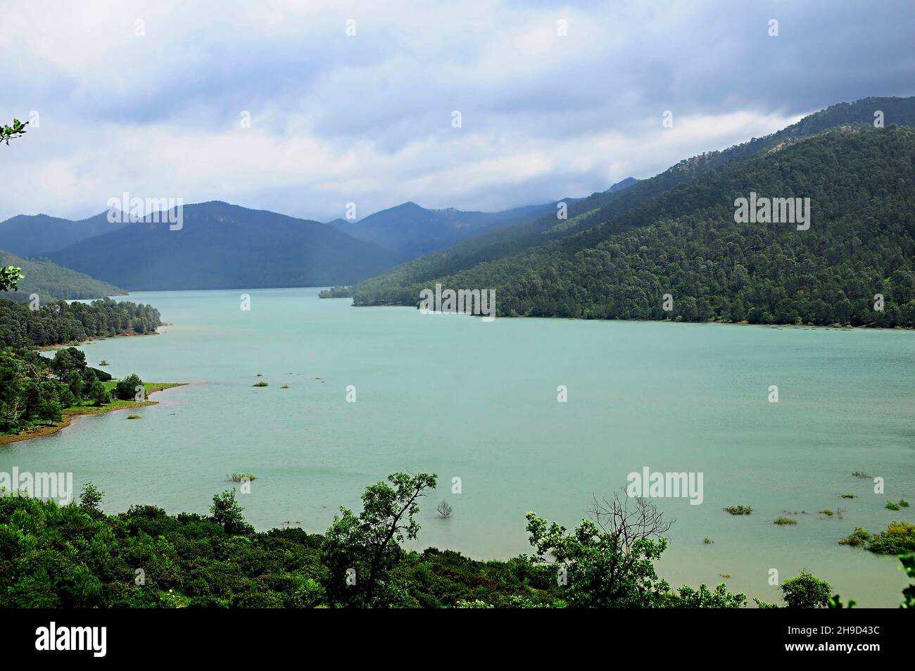 El embalse del Tranco esta situado en el Parque natural de las Sierras ...