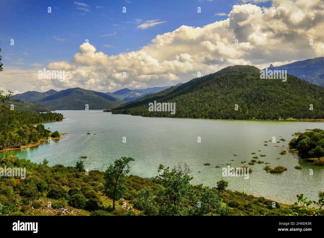 El embalse del Tranco esta situado en el Parque natural de las Sierras ...
