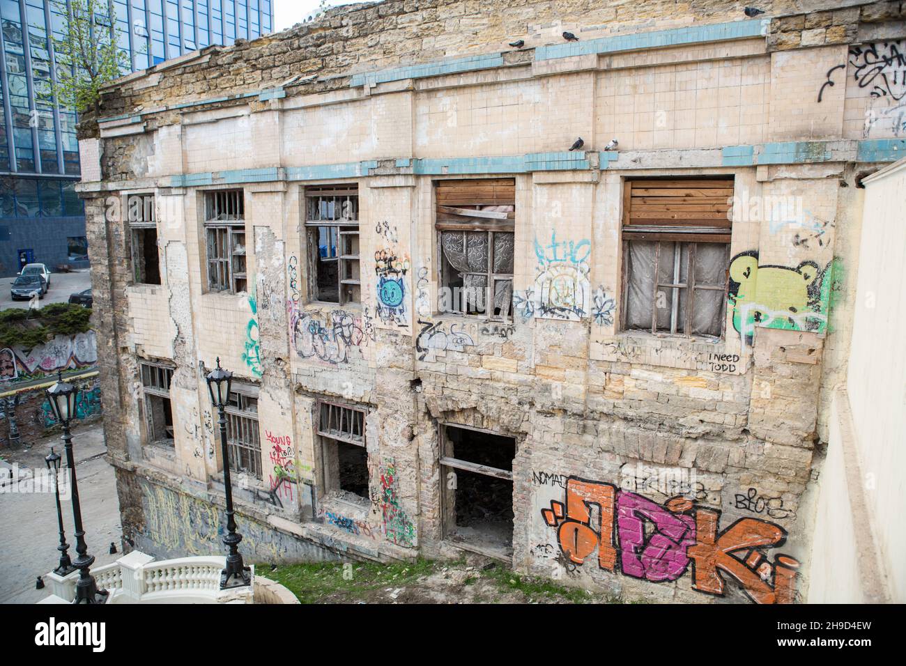 Destroyed building in city. Destroyed house. old house collapsed. Ruins ...